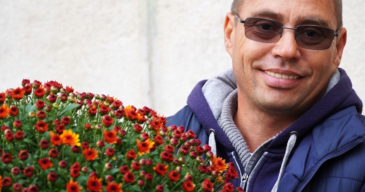 Florin, românul care plantează flori la spitalul la care a lucrat mama ...
