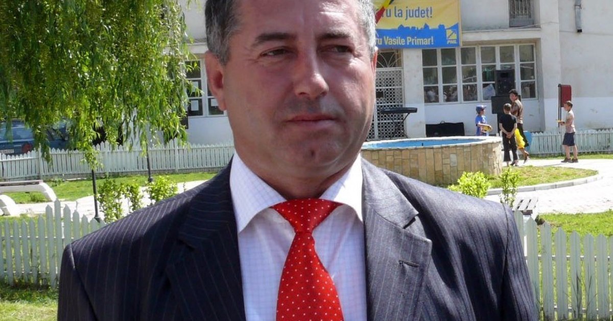 Firmele unui fost deputat PSD deszăpezesc drumuri județene din Vrancea. Victor Roman a prins un ...