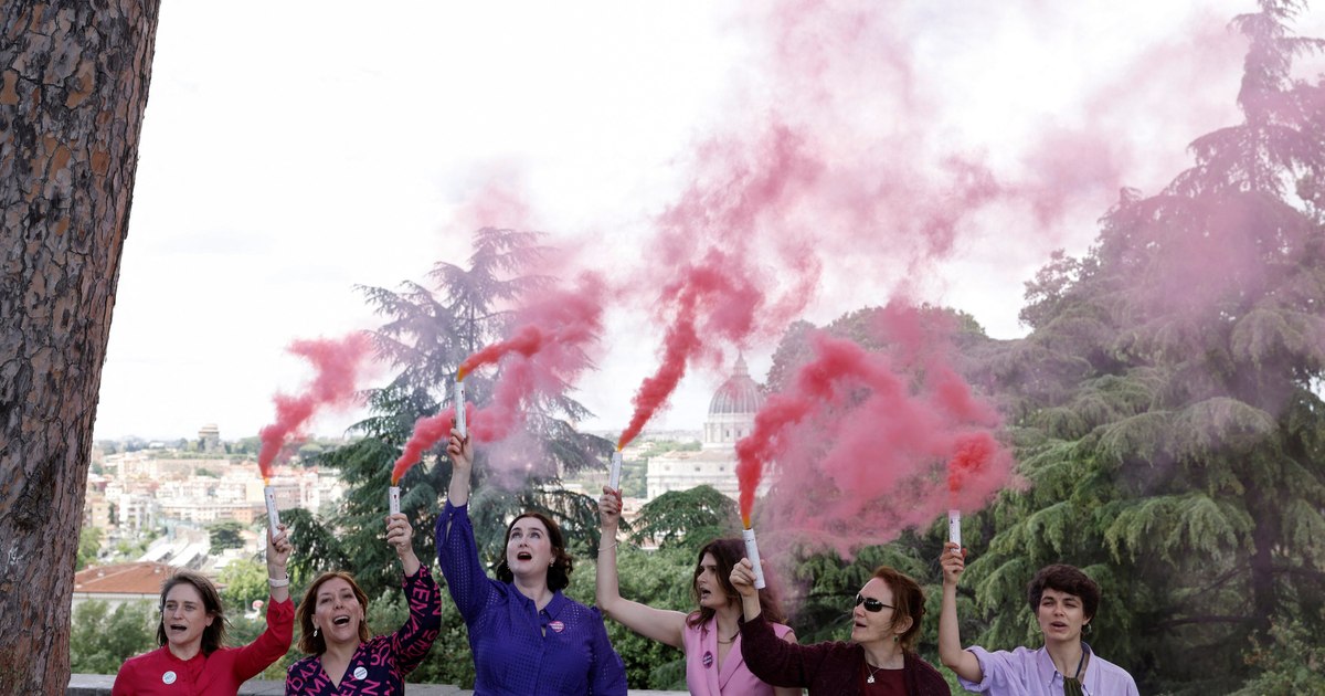Fumigene roz aprinse lângă Vatican, în semn de protest. Activistele cer ...