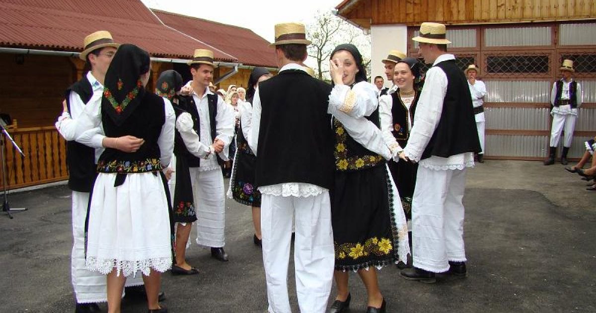 VIDEO Festival de dans popular la şura taragotistului Dumitru Dobrican ...