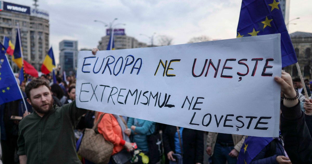 Peste 10.000 de persoane s-au adunat la mitingul „EuRo Manifest” din Piaţa Victoriei ...