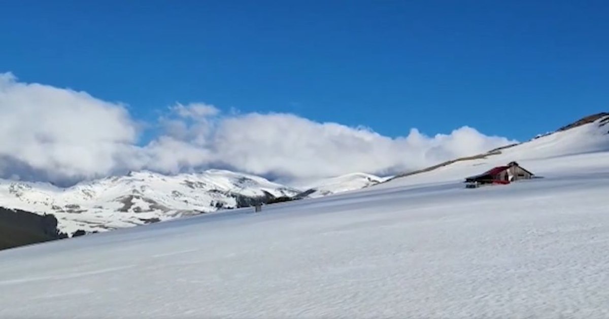 Iarna nu vrea să plece de la munte. Imagini feerice din Parcul Natural ... Iarna nu vrea să plece de la munte. Imagini feerice din Parcul Natural ...