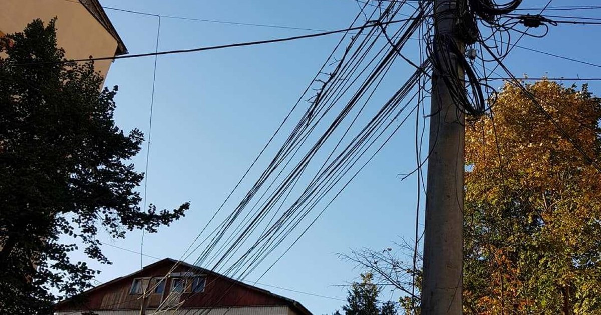 Oraşul acoperit de cabluri aeriene. Canalizaţiile subterane create în ...