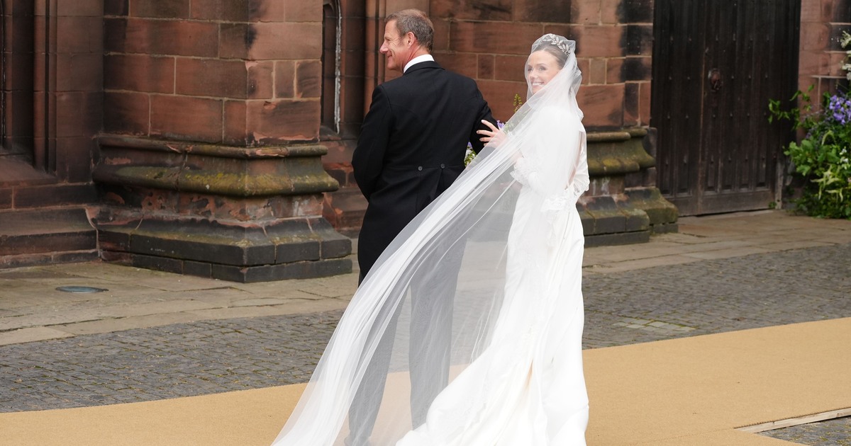 Nunta verii în Anglia! Olivia Henson sosește la Catedrala Chester ...