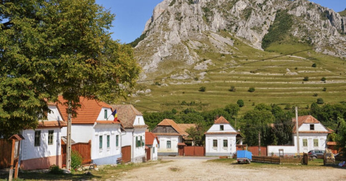 Comuna din Ardeal vizitată anual de 100.000 de turiști oferă oamenilor ...
