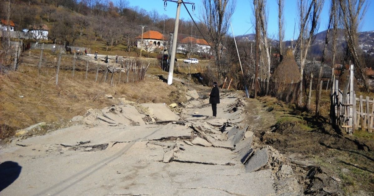 Malu cu Flori: Risc de prăbuşire pentru 20 de case, din cauza ...