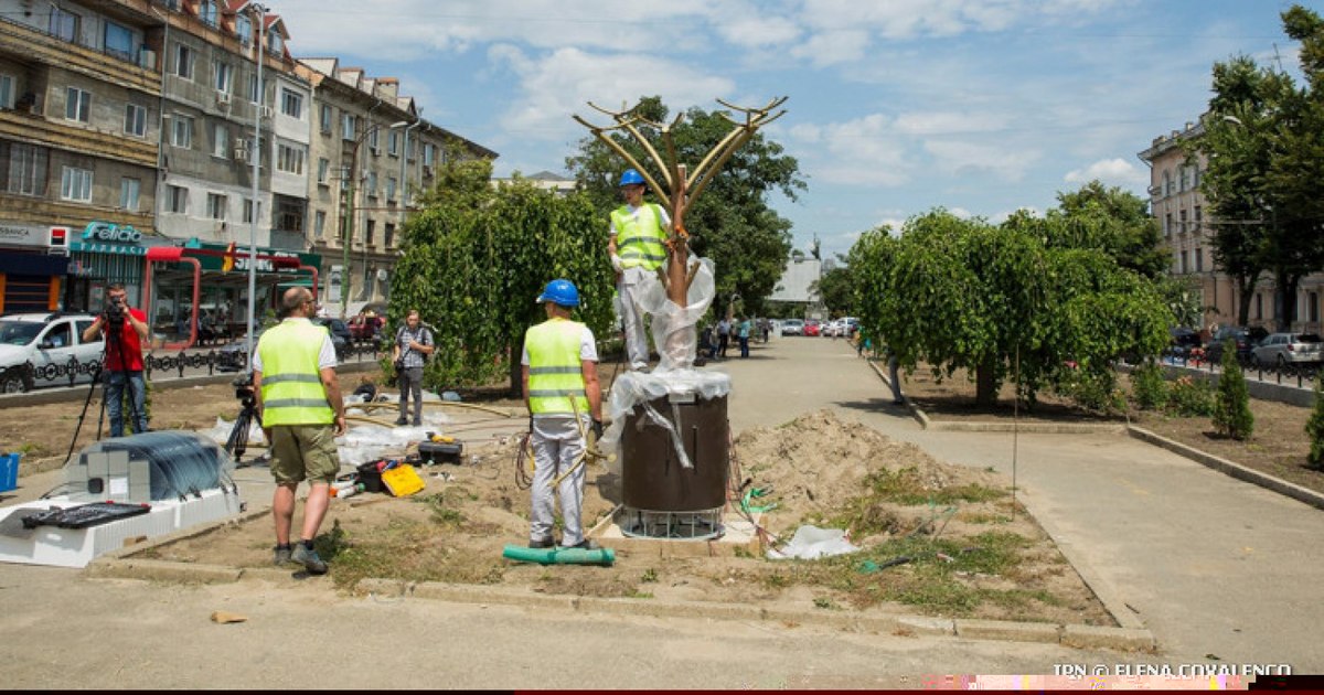 Cei doi arbori fotovoltaici, instalaţi în Capitală | adevarul.ro