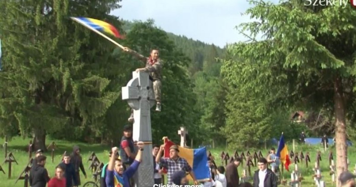 Kelemen Hunor acuză că o cruce din cimitirul de la Valea Uzului este ...