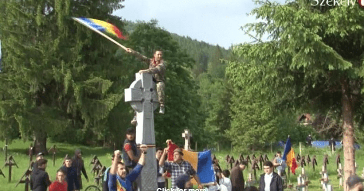 Kelemen Hunor acuză că o cruce din cimitirul de la Valea Uzului este ...