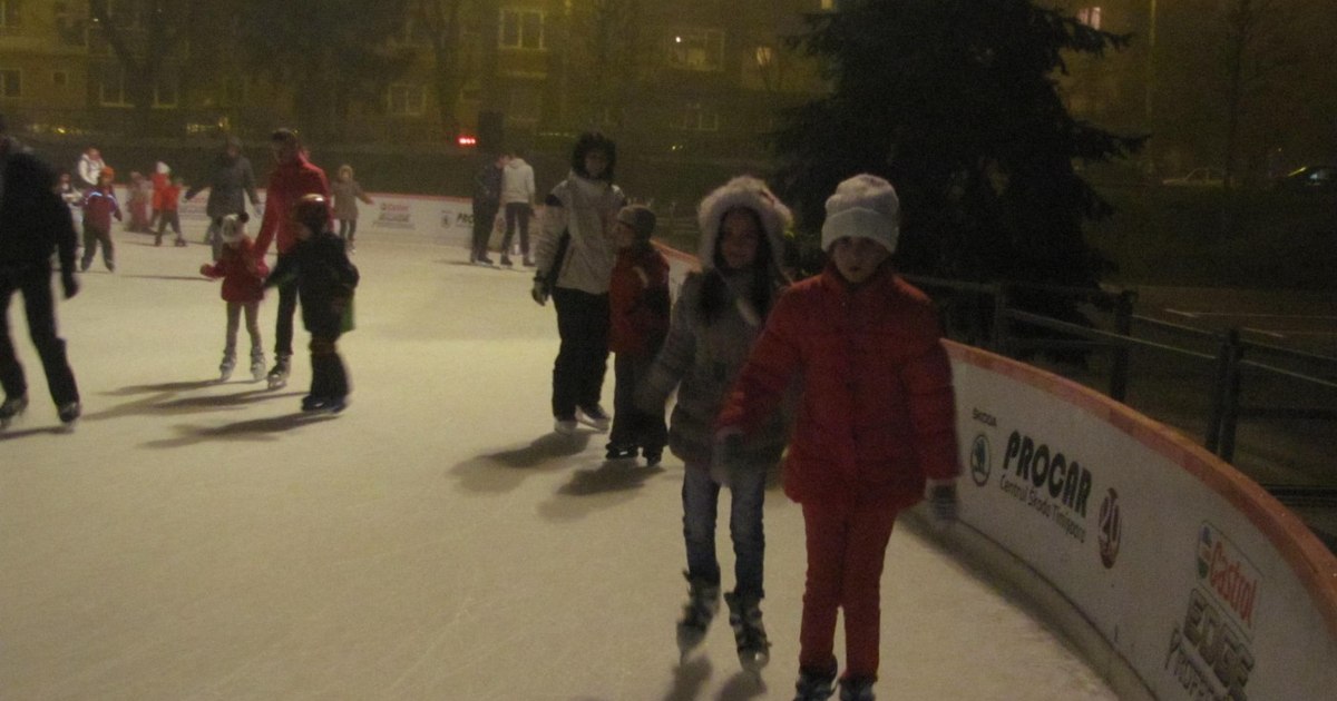Patinoarul din Parcul Titan îşi deschide oficial porţile. Intrarea este ...
