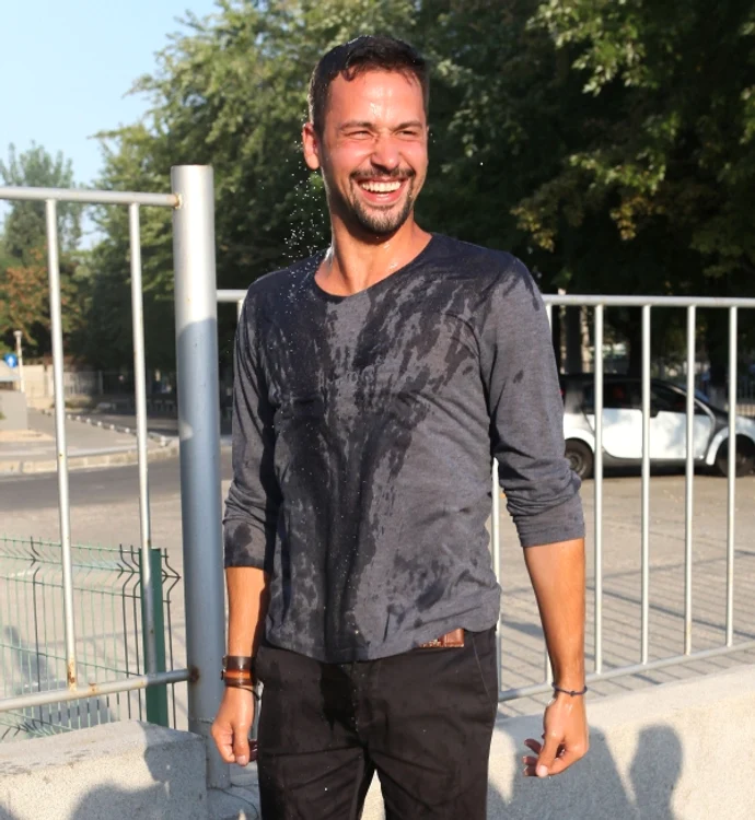 VIDEO Alex Constantin de la Click! şi-a turnat gheaţă în cap