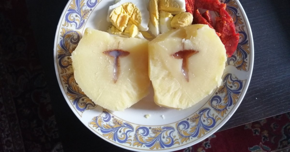 Forma crucii descoperită într-un cartof, de Paști. „Decupată de parcă a ...