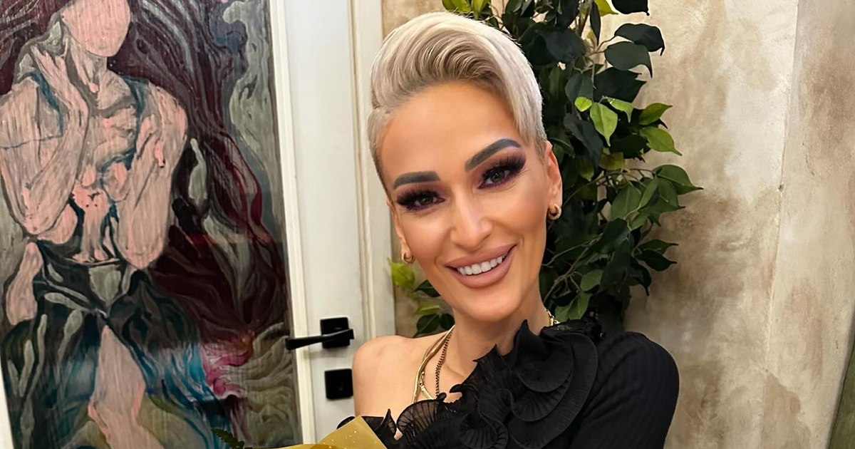 „Regina Întunericului” și-a sărbătorit ziua de naștere. Mesajul macabru scris pe tortul în formă ...