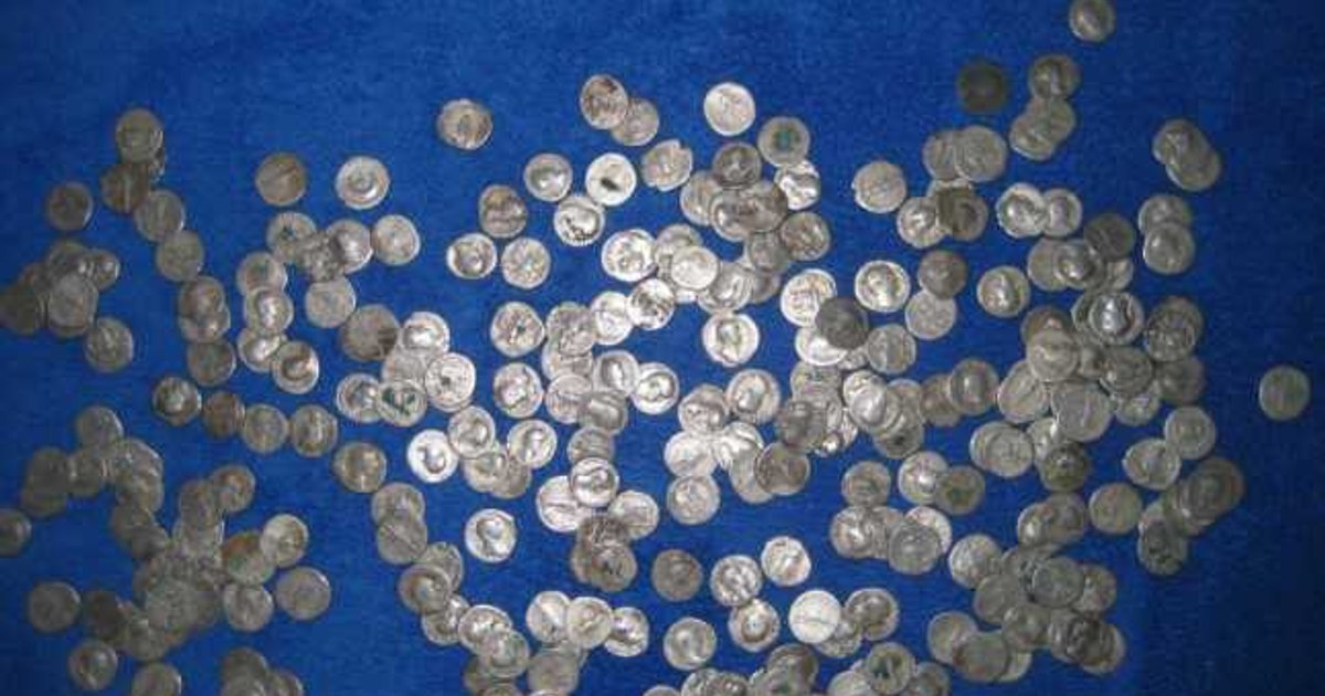 FOTO Tezaur de monede imperiale romane descoperit în Neamţ | adevarul.ro