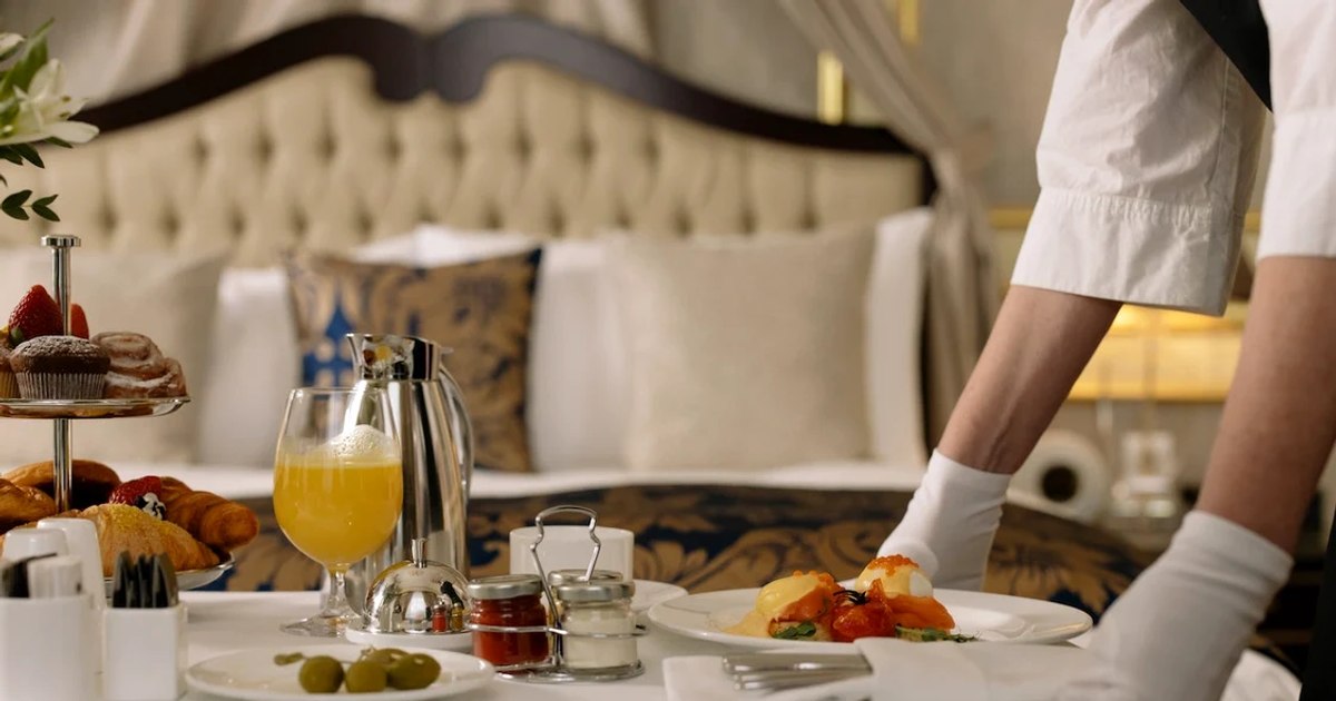 Patroni de restaurant, șantajați cu recenzii false pe internet. Cum au ...