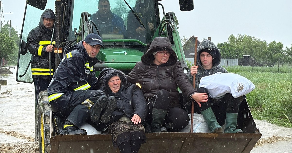 România sub ape. Evacuări dramatice cu buldozere, gospodării distruse ...