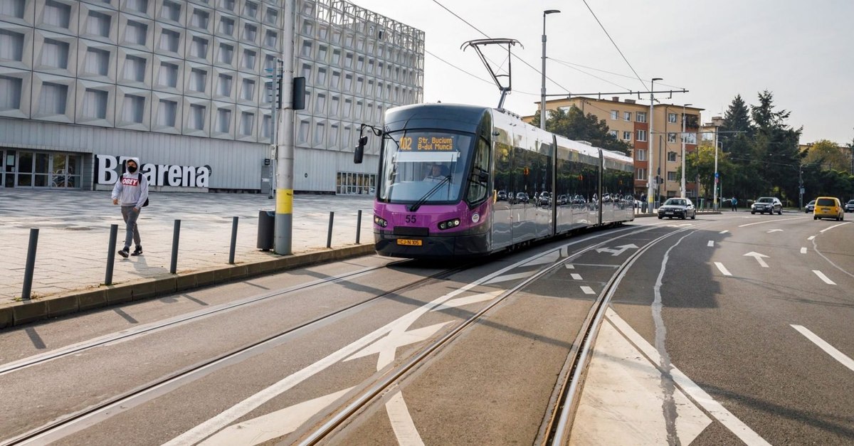 Primul tramvai nou în București ajunge în martie. ”Trenul” de oraș al ...