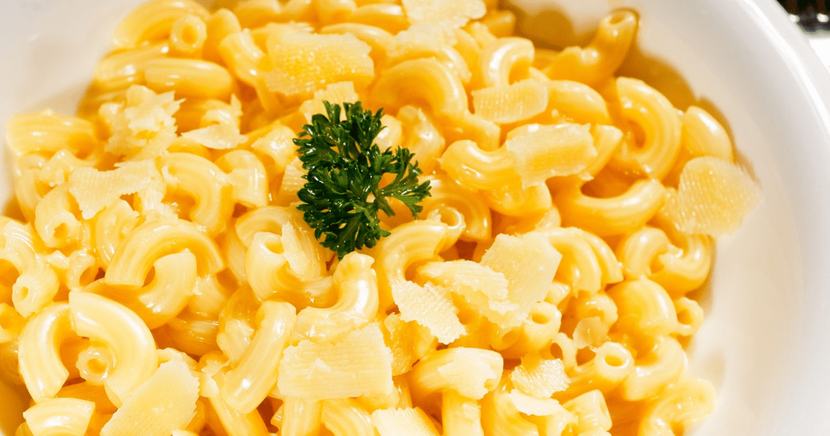 Macaroane cu sos de brânză