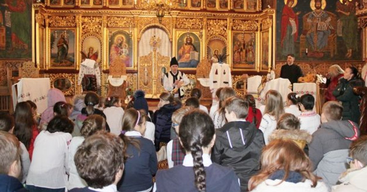 Straie populare şi obiecte tradiţionale, expuse la o biserică din ...