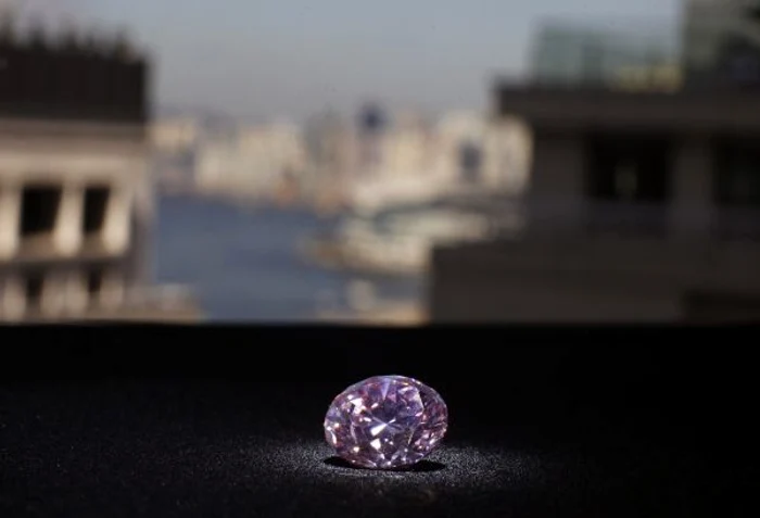 Cel mai mare diamant roz din lume a fost vândut pe o sumă record - FOTO