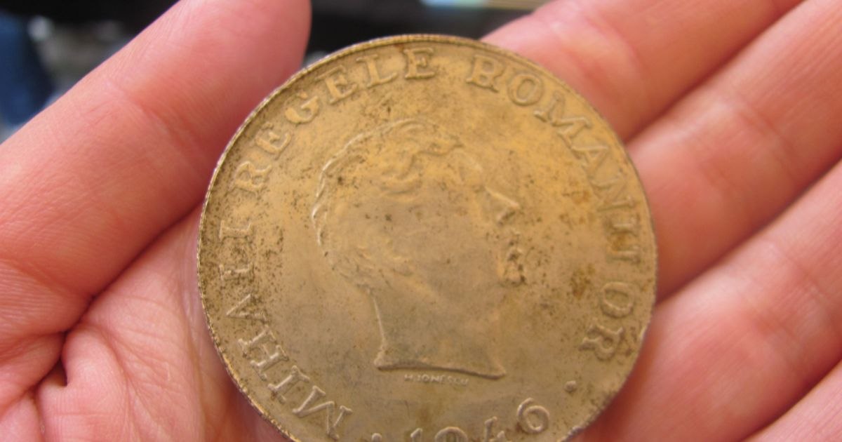 FOTO Un meşter argintar vinde o monedă cu chipul Regelui Mihai la 200 ...