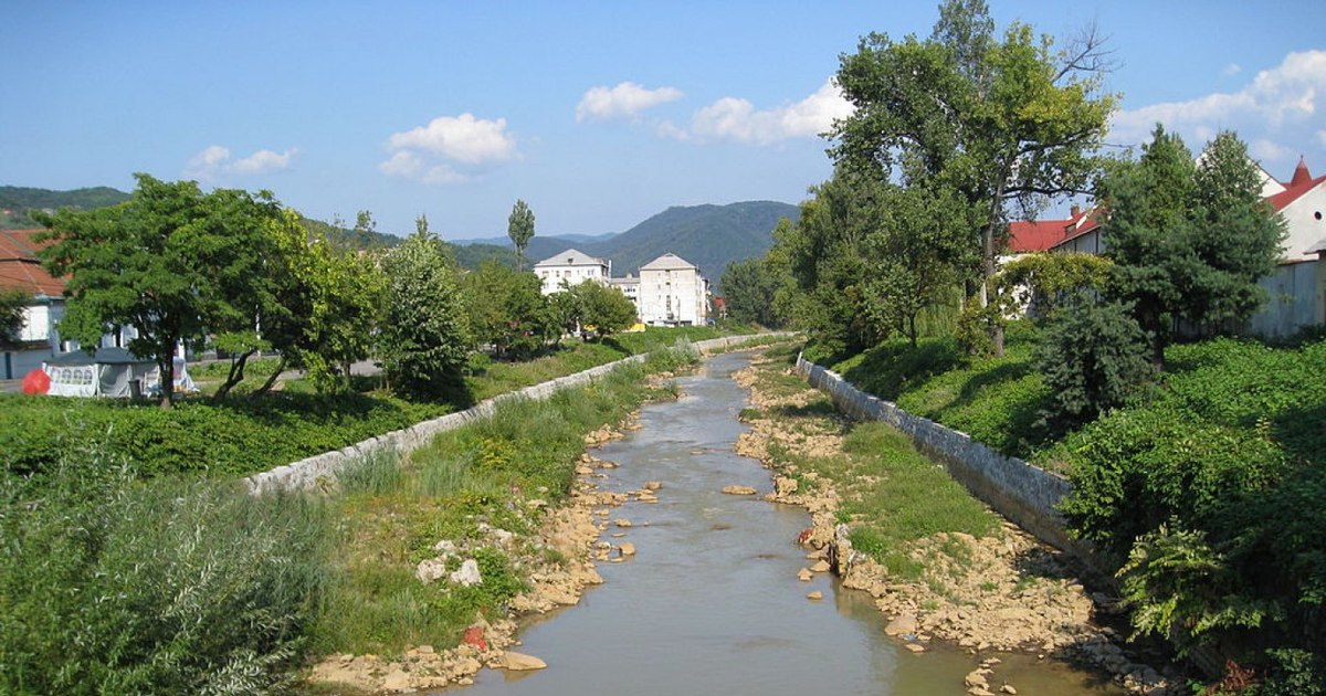 Apele unui râu din România s-au făcut roşii: explicaţia specialiştilor ...