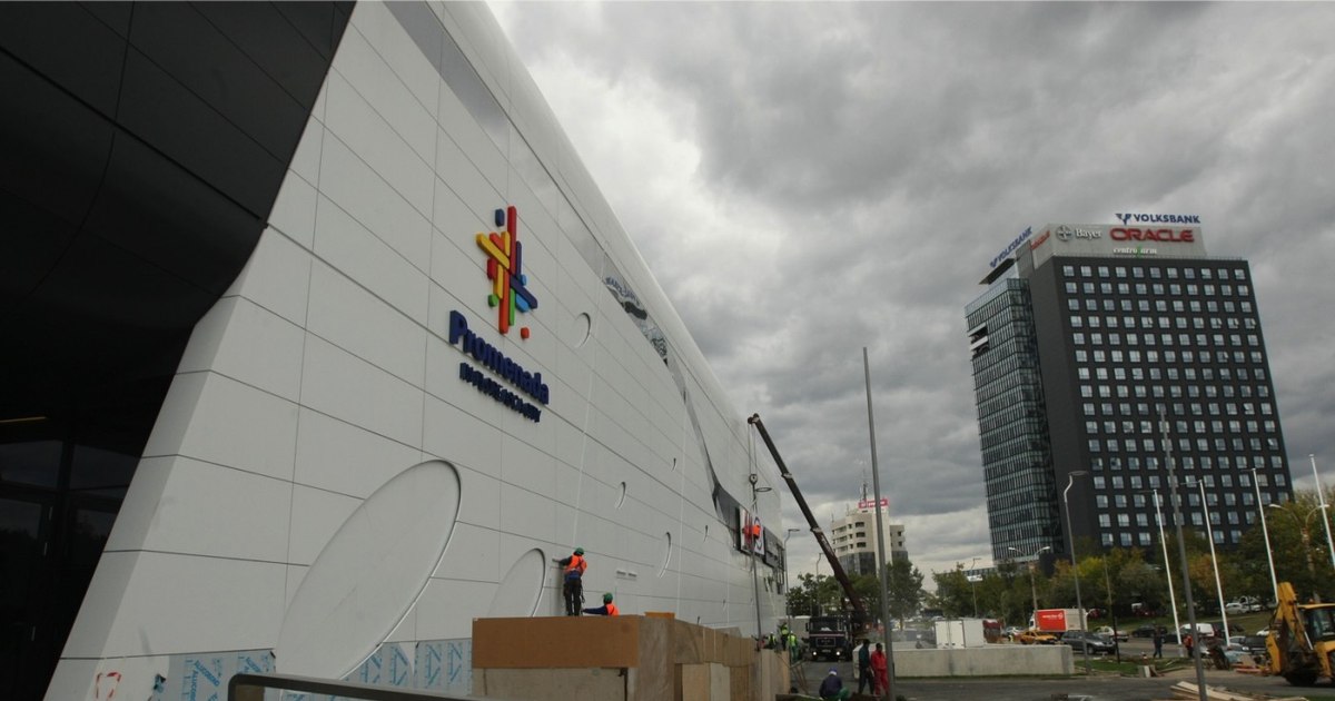 FOTO VIDEO Promenada, singurul mall construit în criză: 140 de magazine ...