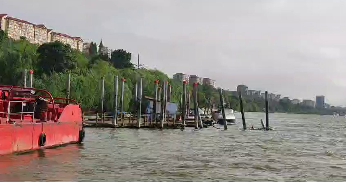 Halul în care arată pontonul Elenei Udrea. Deși pare incredibil ...