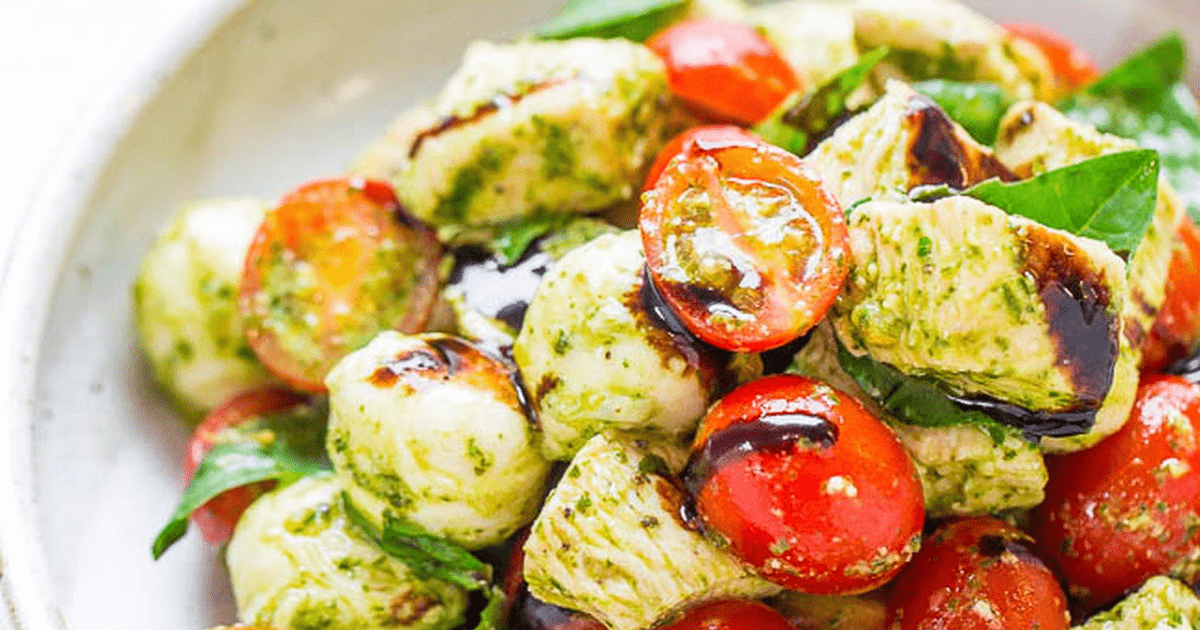 Salată Caprese cu pui şi sos pesto