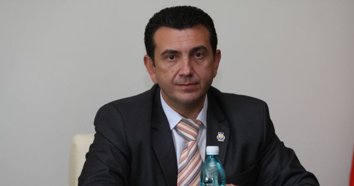 Prefectul Claudiu Palaz a bătut pas de defilare cu militarii | adevarul.ro