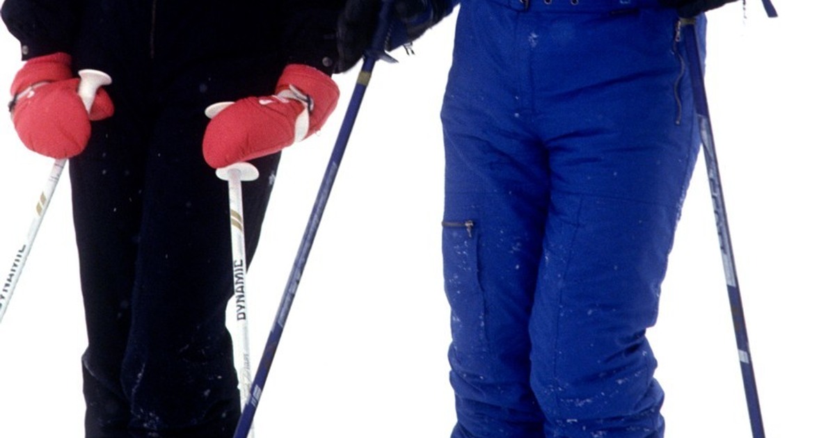 Fotografii vechi cu Prinţesa Diana pe schiuri, în costume colorate ...