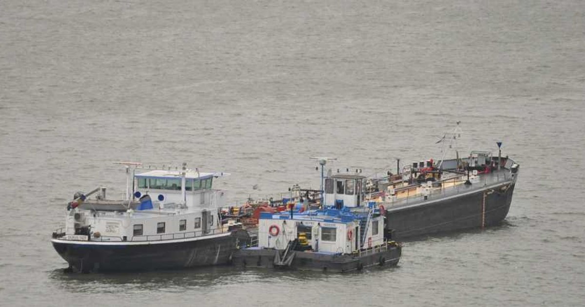 Cotele apelor Dunării sunt în scădere. Un şlep motor a eşuat la Izvoare ...