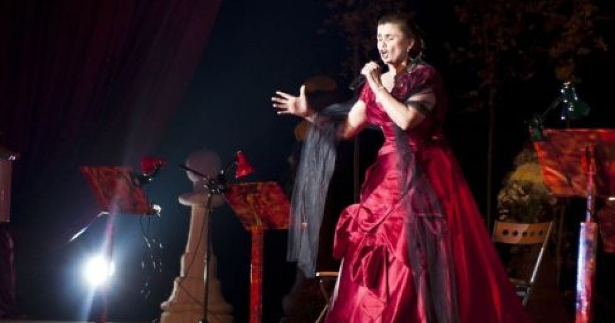 Felicia Filip şi Anca Ţurcaşiu, pe scena festivalului Crizantema de Aur ...