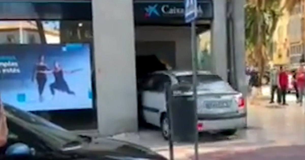 Furios că bancomatul nu îi dădea bani, un bărbat a intrat cu mașina în ...