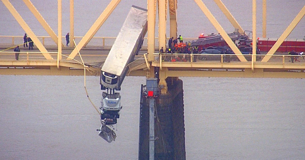 Operațiune de salvare dramatică a unei șoferițe după ce un autotren s-a ...