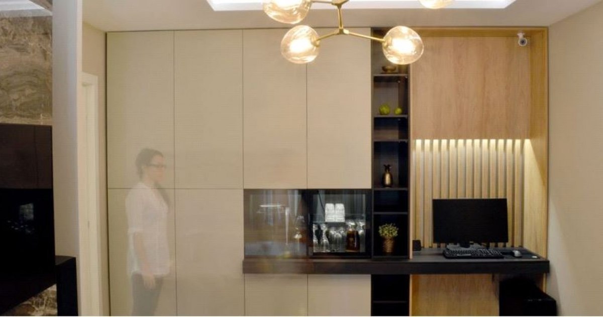 Cum a folosit designerul de interior scafe, lustre, veioze şi benzi led ...