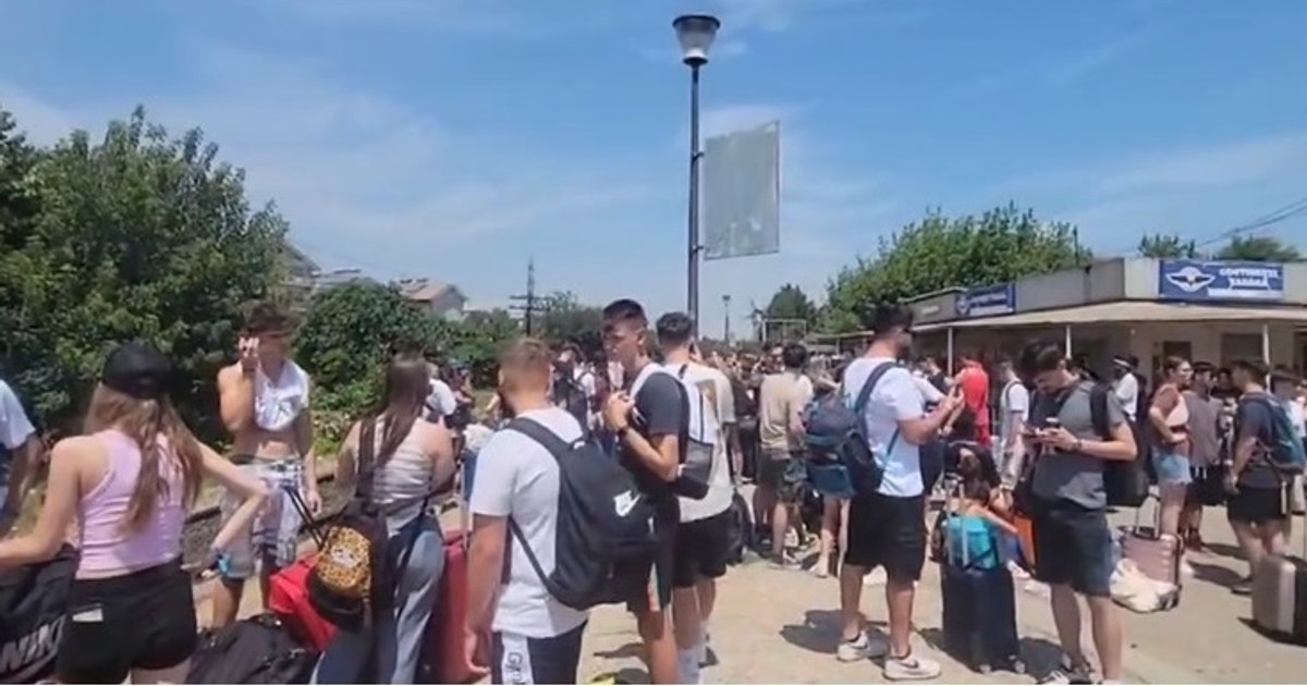 Imaginile zilei. Sute de tineri așteaptă în soare, la peste 40 de grade ...