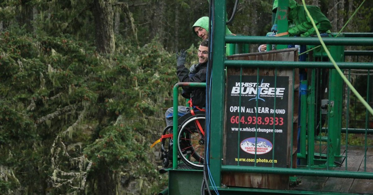 VIDEO/FOTO Cât curaj! A făcut bungee jumping în scaunul cu rotile