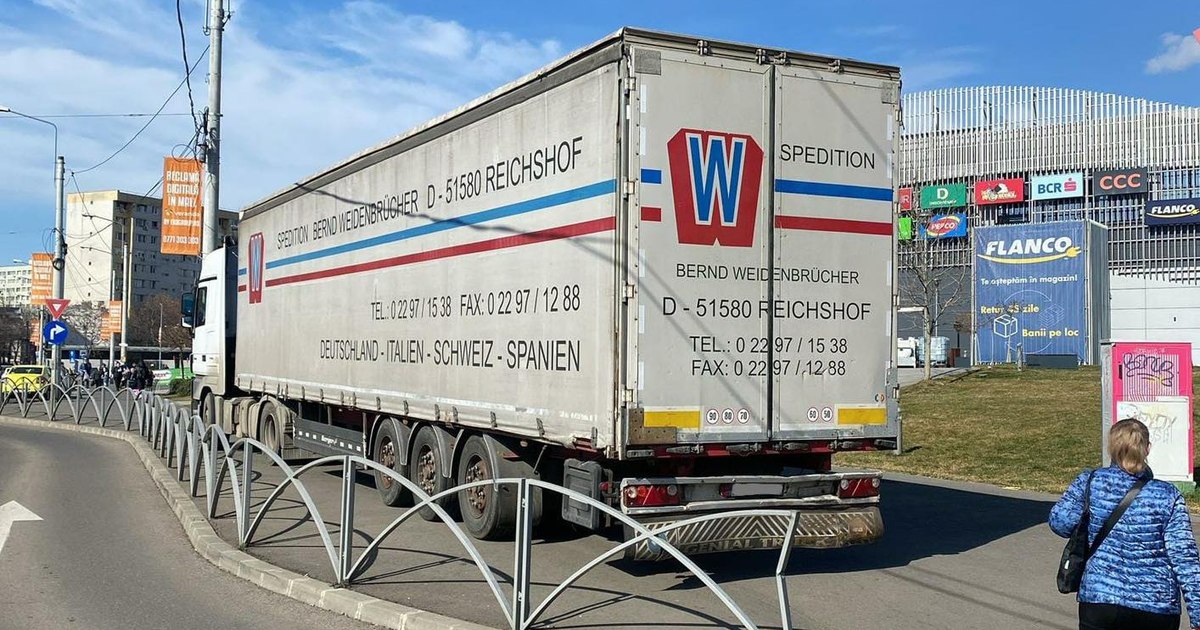 Cum a parcat un șofer camionul în fața unui mall din Sectorul 2. Primar ...