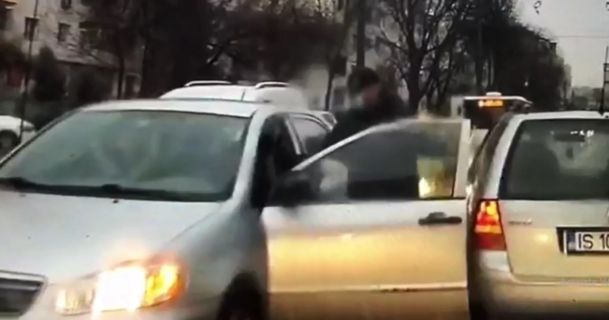 Imagini surprinse în traficul din Iaşi. Un bărbat intră peste un şofer ...