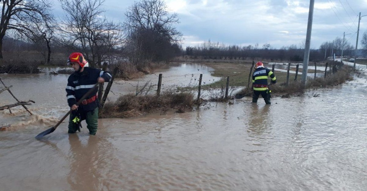 Străzi și case inundate. Zeci de oameni evacuați. Inundațiile au făcut ...