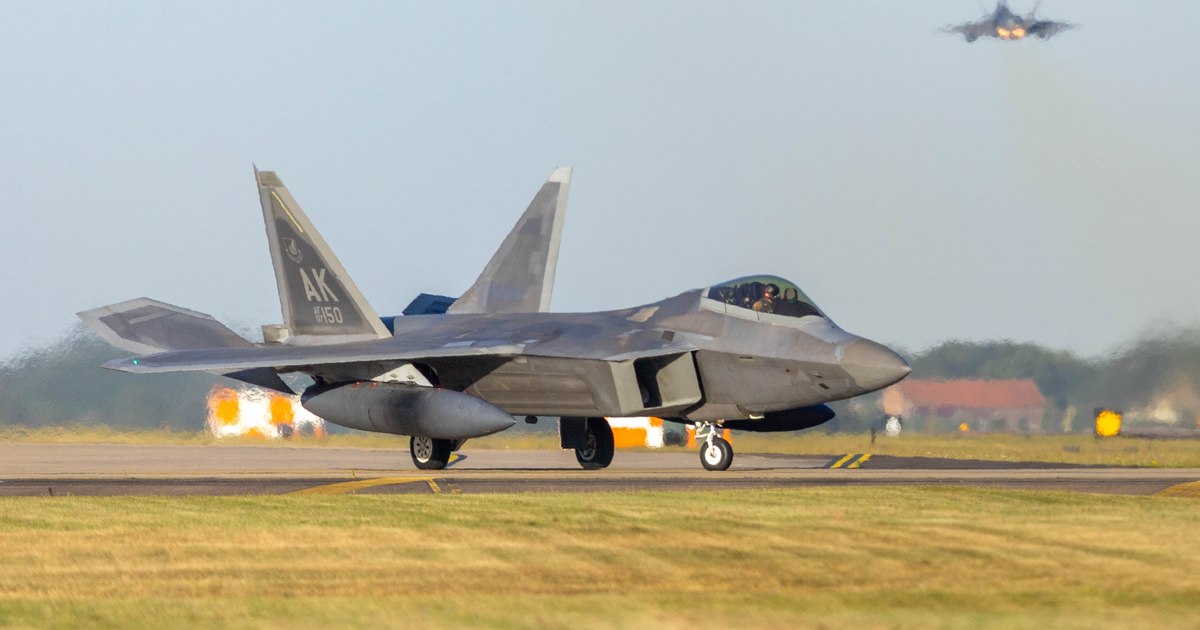 Avioane de vânătoare invizibile americane, desfăşurate în Orientul ...