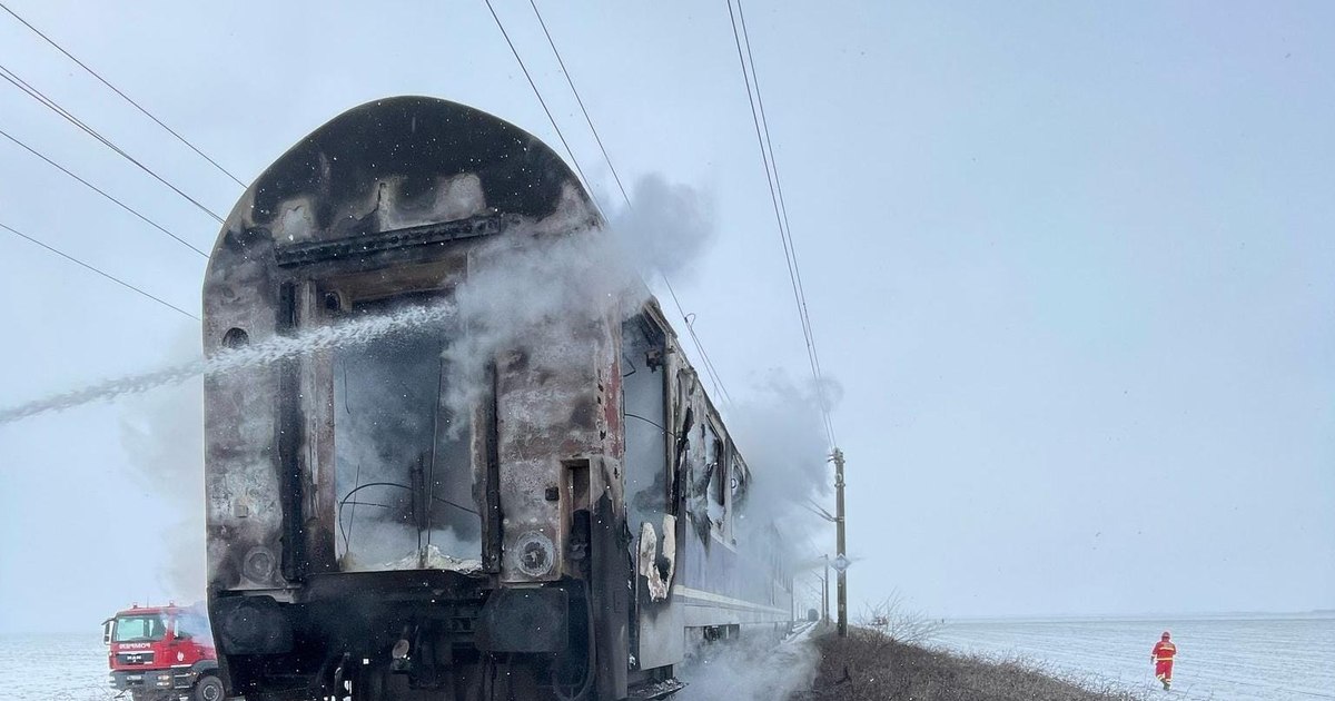 Un tren de călători a luat foc în Olt. Un tânăr a fost monitorizat de ...