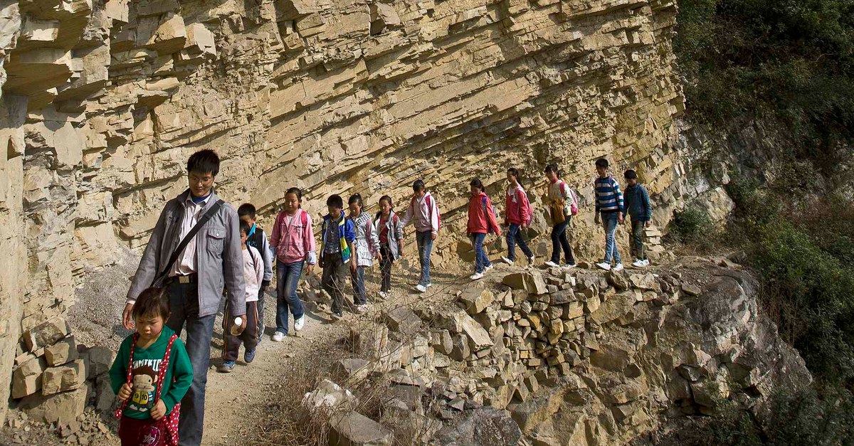 FOTO 20 de copii chinezi îşi riscă viaţa pentru a ajunge la şcoală