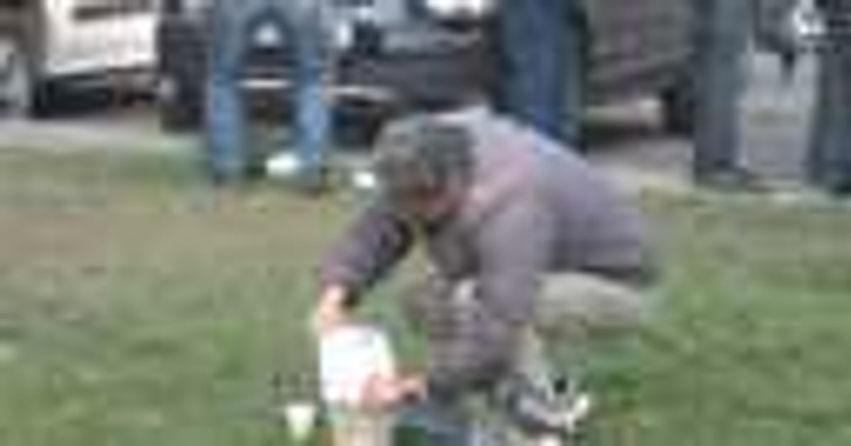 Imagini emoţionante de la coada umilinţei: s-au pus de două ori la rând ...