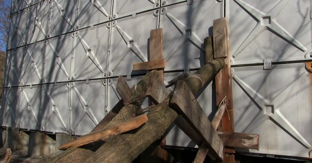 Dorel de la Dolhasca. Bazinul de apă al orașului, proptit cu doi copaci ...