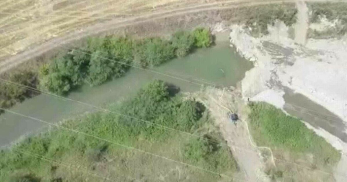 Baraj improvizat pe râul Bârsa. Ce făcea bărbatul care a oprit curgerea ...