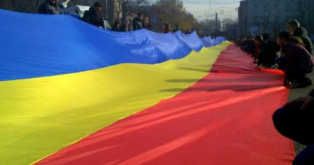 Un uriaş drapel românesc, desfăşurat la Chişinău pe 1 Decembrie ...