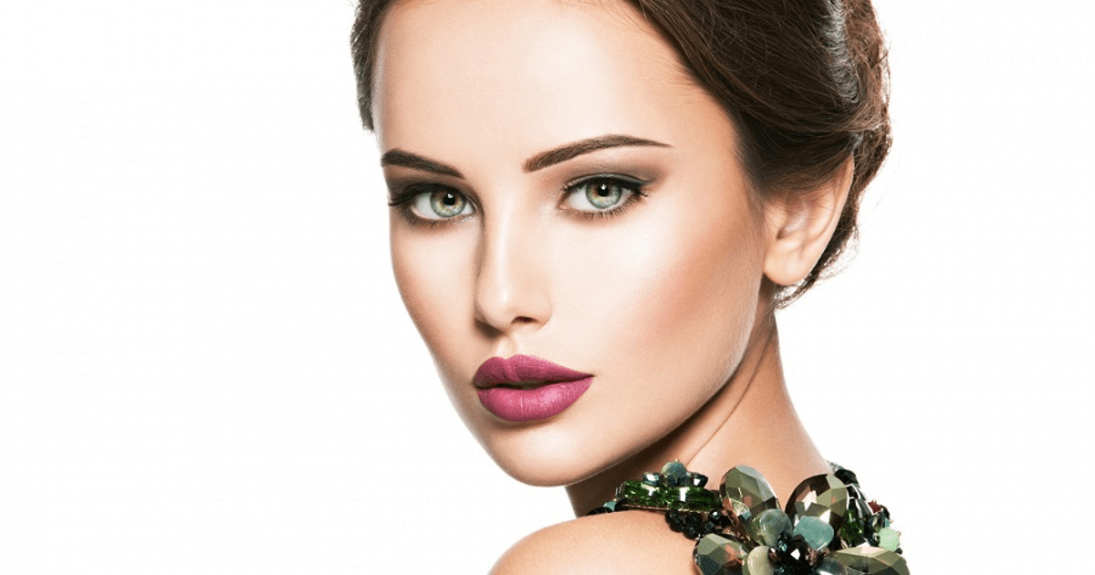 Machiajul care subtiaza fata si si evidentiaza pometii