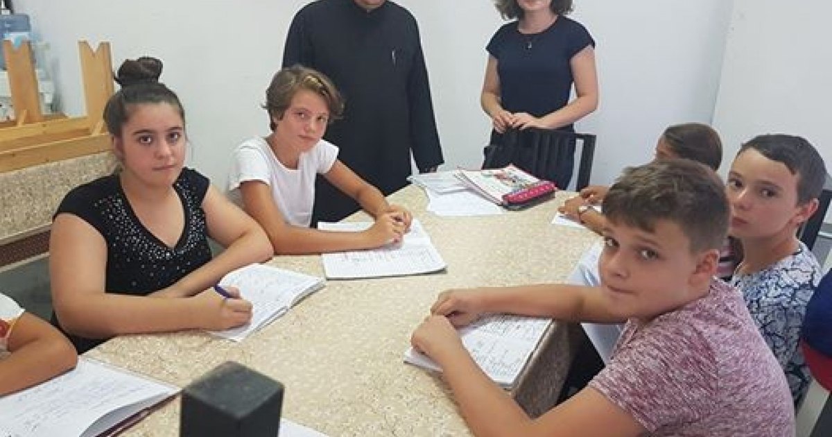 Părinte pentru 80 de copii sărmani. Cum reuşeşte un preot să ţină în ...
